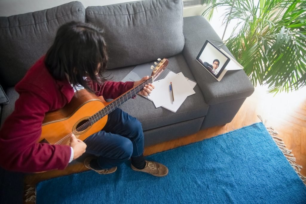 Beautiful Reasons to Learn the Guitar With a Virtual Teacher